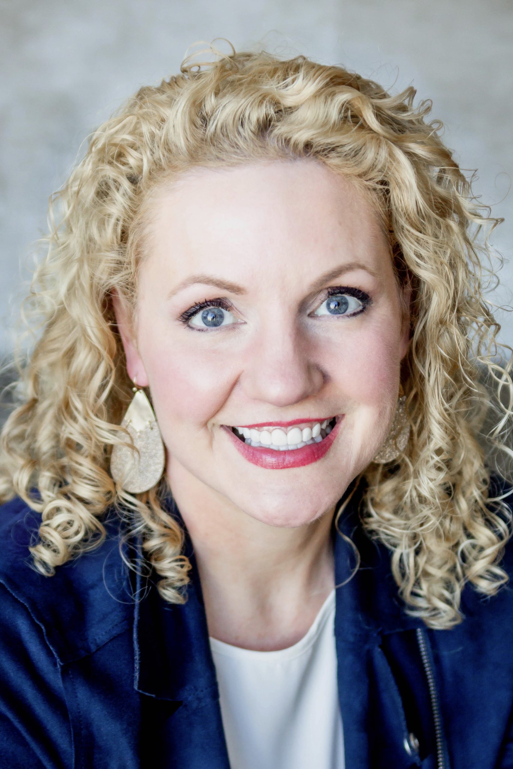 Episode 247: Alli Worthington + Standing Strong - Annie F. Downs